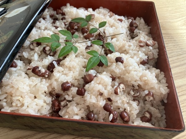 【呆然】パッパ(52)「お、今日は赤飯か！！！」マッマ(33)「…」姉(18)「…」→結果････ - TKHUNT