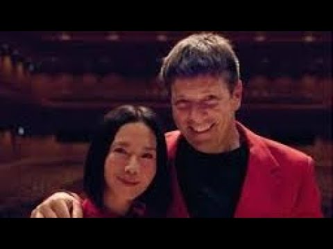 「本当に幸せそう」中谷美紀48歳、ビオラ奏者の夫が肩を抱き... 全身真っ赤なペアコーデ2ショットkn - TKHUNT