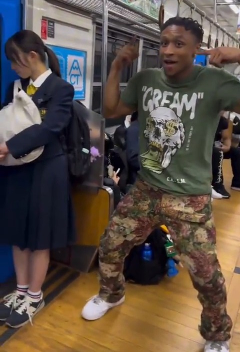 【画像】こういう状況でJKを助けたら恋に発展する💕wwwwwwwwwww - TKHUNT