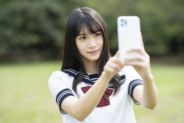 【画像】JK｢え？待ってwこんな所に橋本環奈がいるwwww撮っとこwwwww｣････ﾊﾟｼｬ！ - TKHUNT