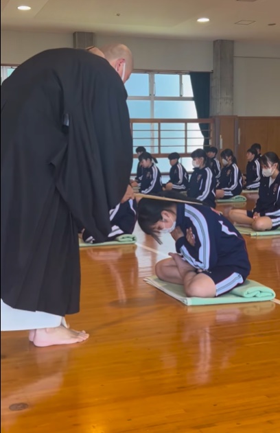 【画像】合法的にJKをぶっ叩けるお仕事がこちらwwwwwwwwww - TKHUNT