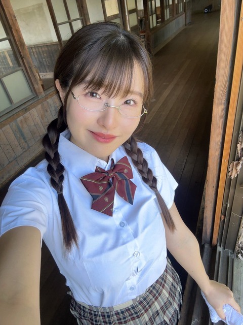 爆胸グラビアアイドル、メガネ女子高生になる （※画像あり） - TKHUNT