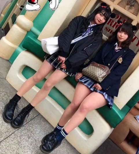 ディズニーJK、友達と脚の細さを比較されてしまうwwww （※画像あり） - TKHUNT