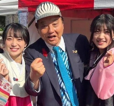 【画像】写真撮る時にま～ん（笑）サインするおぢwwwwwwwwwwwwwwwwww - TKHUNT